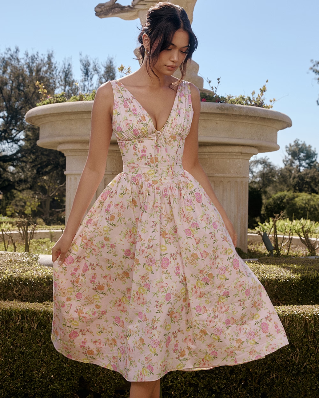 Zeitloses Blumen Midi Kleid Mit Fließendem Schnitt Und Muster – NOUVEAU ...